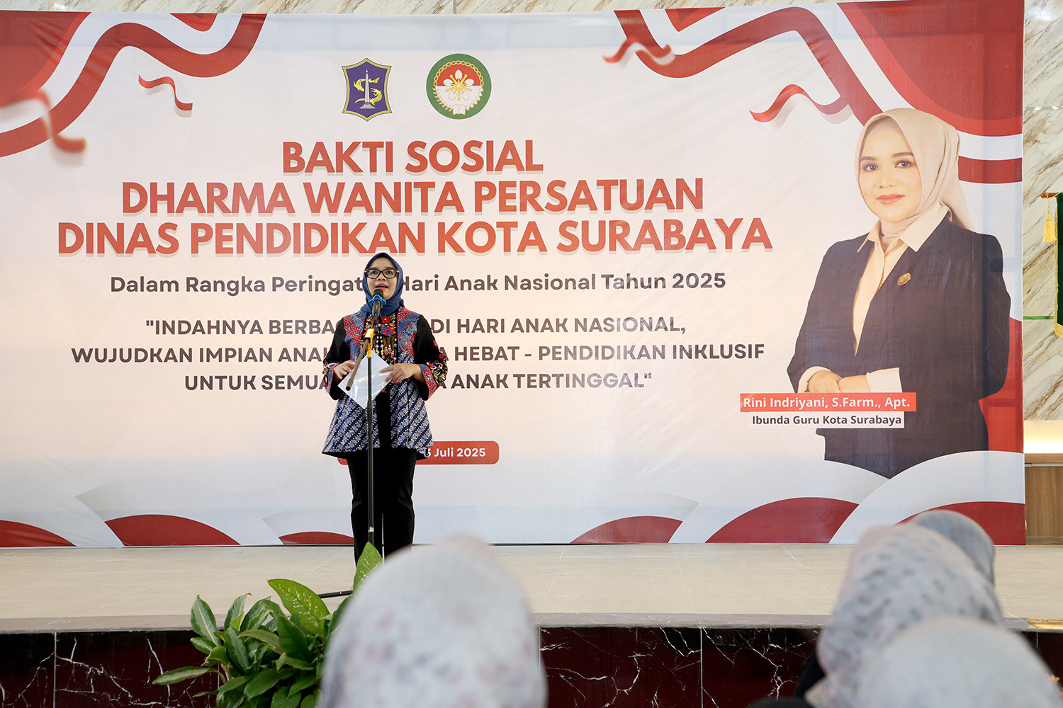 Pemkot Surabaya dan DWP Dispendik Gelar Bakti Sosial HAN 2025, Beri ...