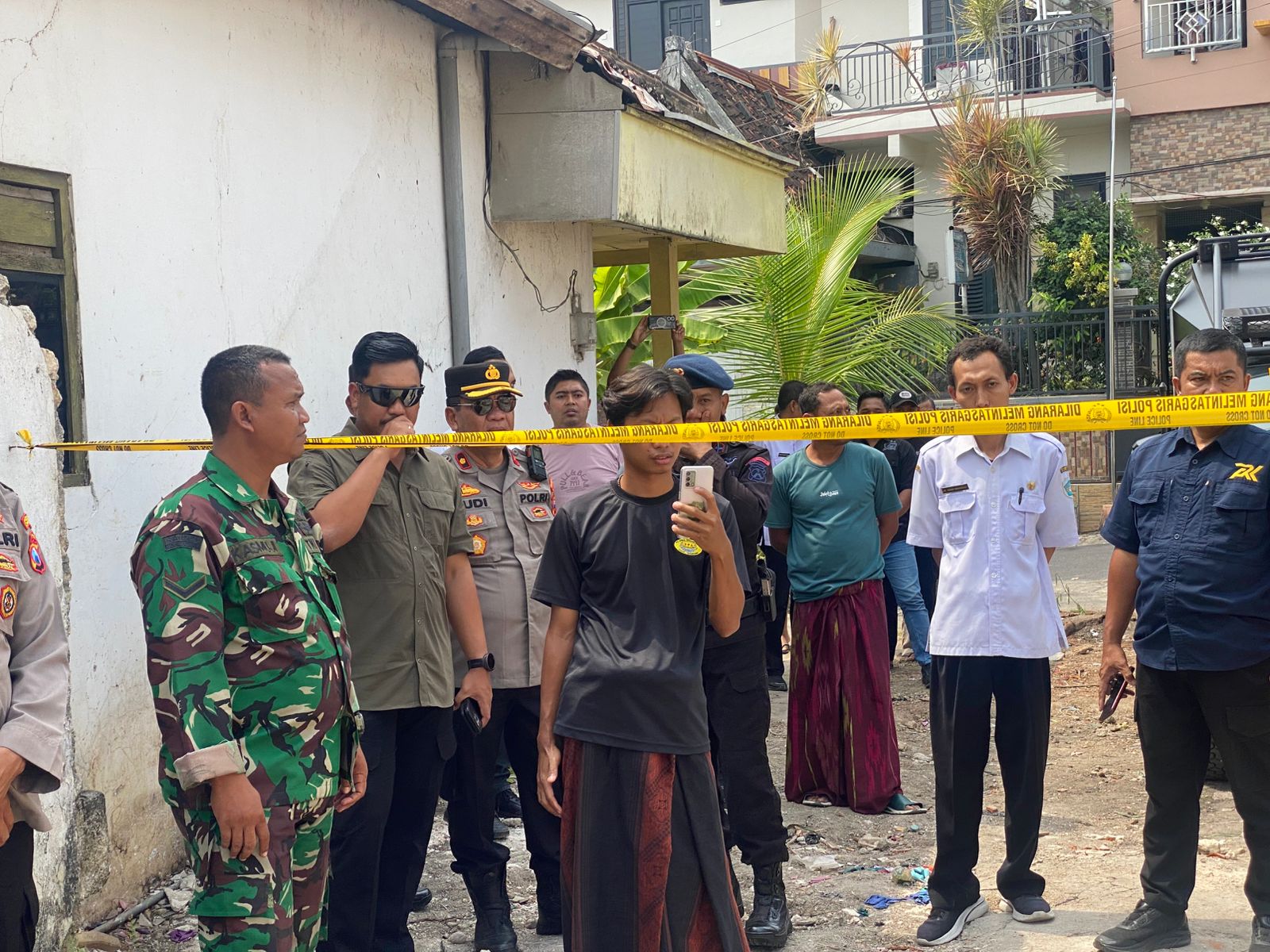 Tim Gegana Polda Jatim Evakuasi Benda Diduga Granat di Lahan Parkir SD ...