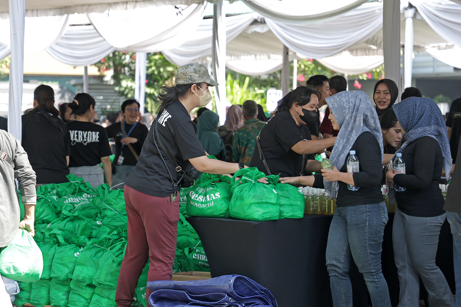 Pemkot Surabaya, Mawar Sharon, dan Polri Salurkan 4.000 Paket Sembako ...